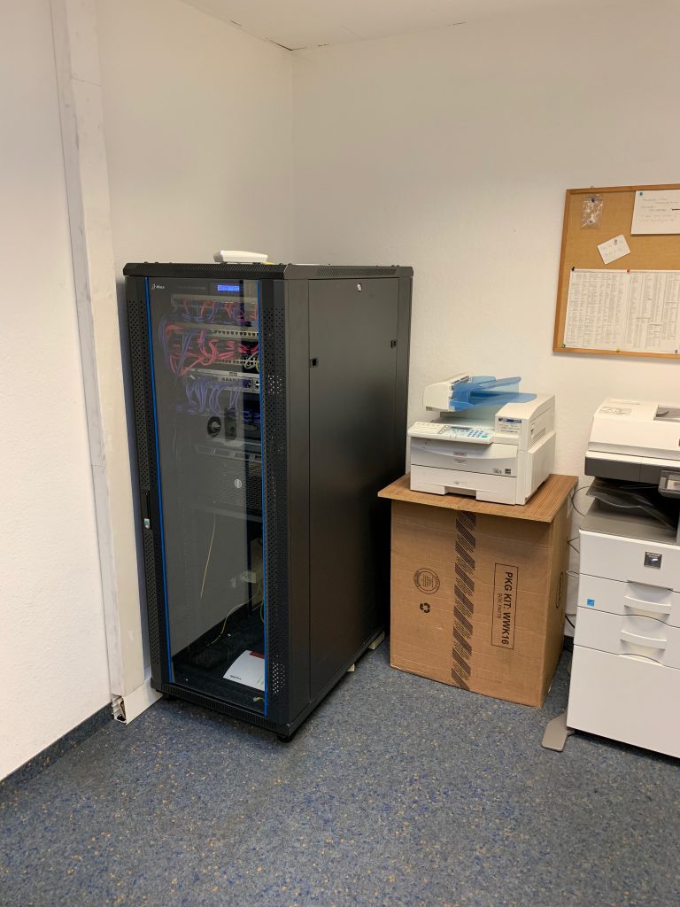 Serverschrank Austausch in wenigen Stunden – K&M IT GMBH IT ...