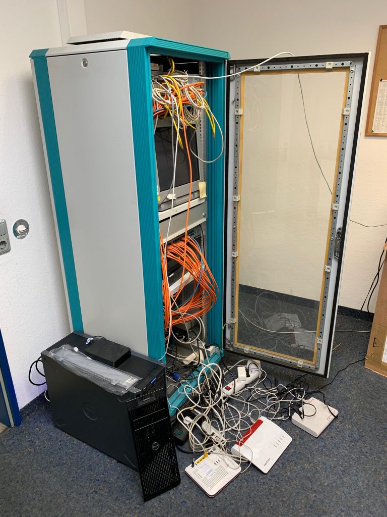 Serverschrank Austausch in wenigen Stunden – K&M IT GMBH IT ...